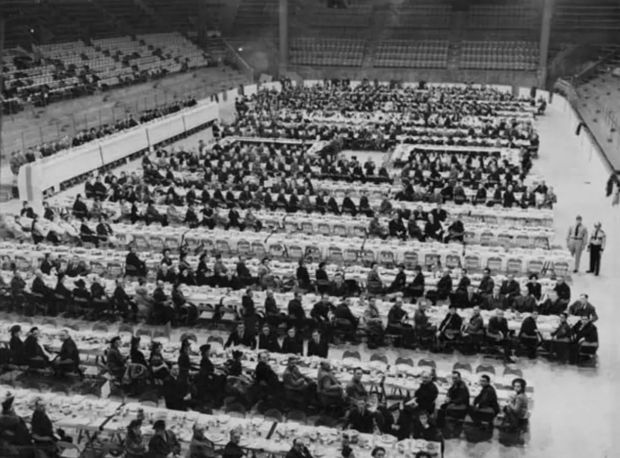 50 Vintage Photos of the Old Cleveland Arena, Home to Basketball ...