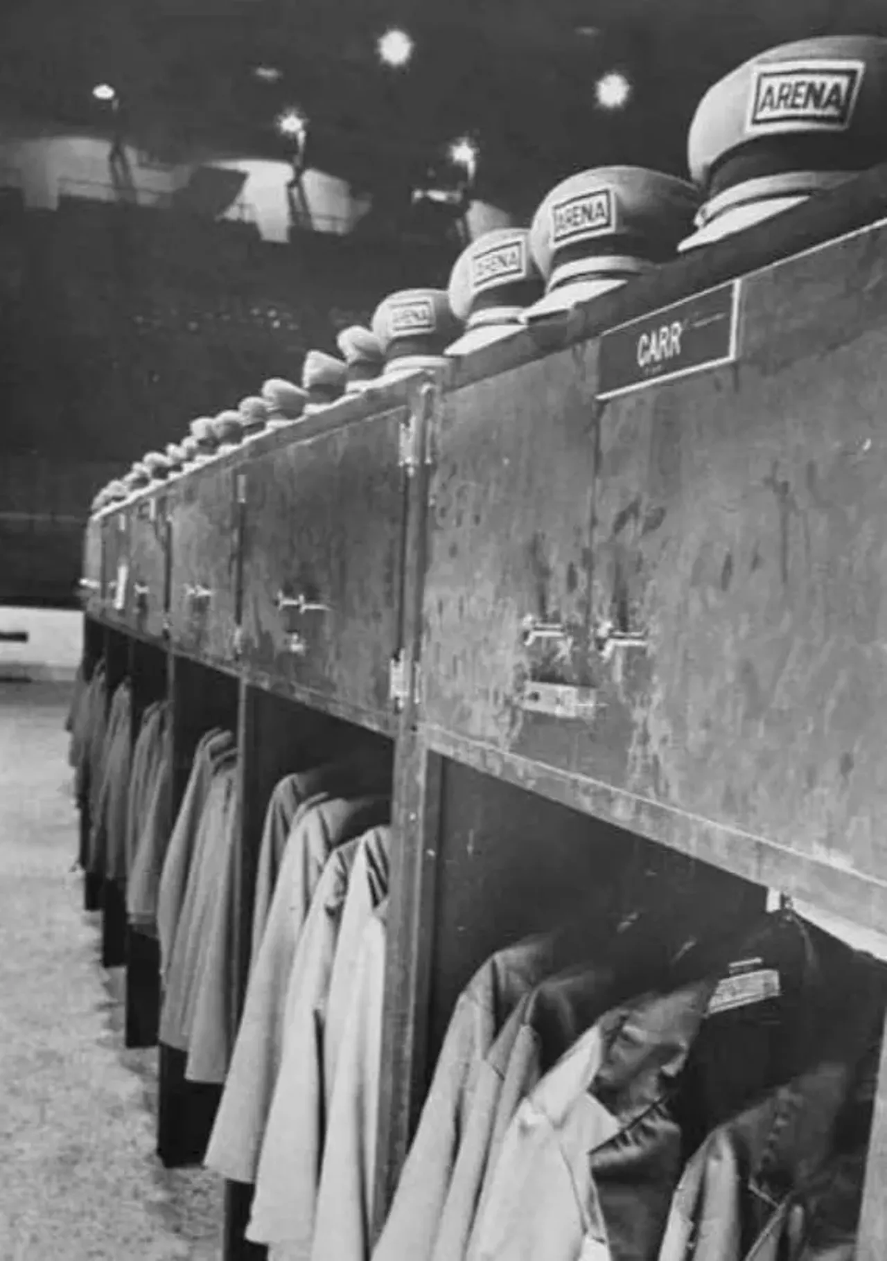 50 Vintage Photos of the Old Cleveland Arena, Home to Basketball ...