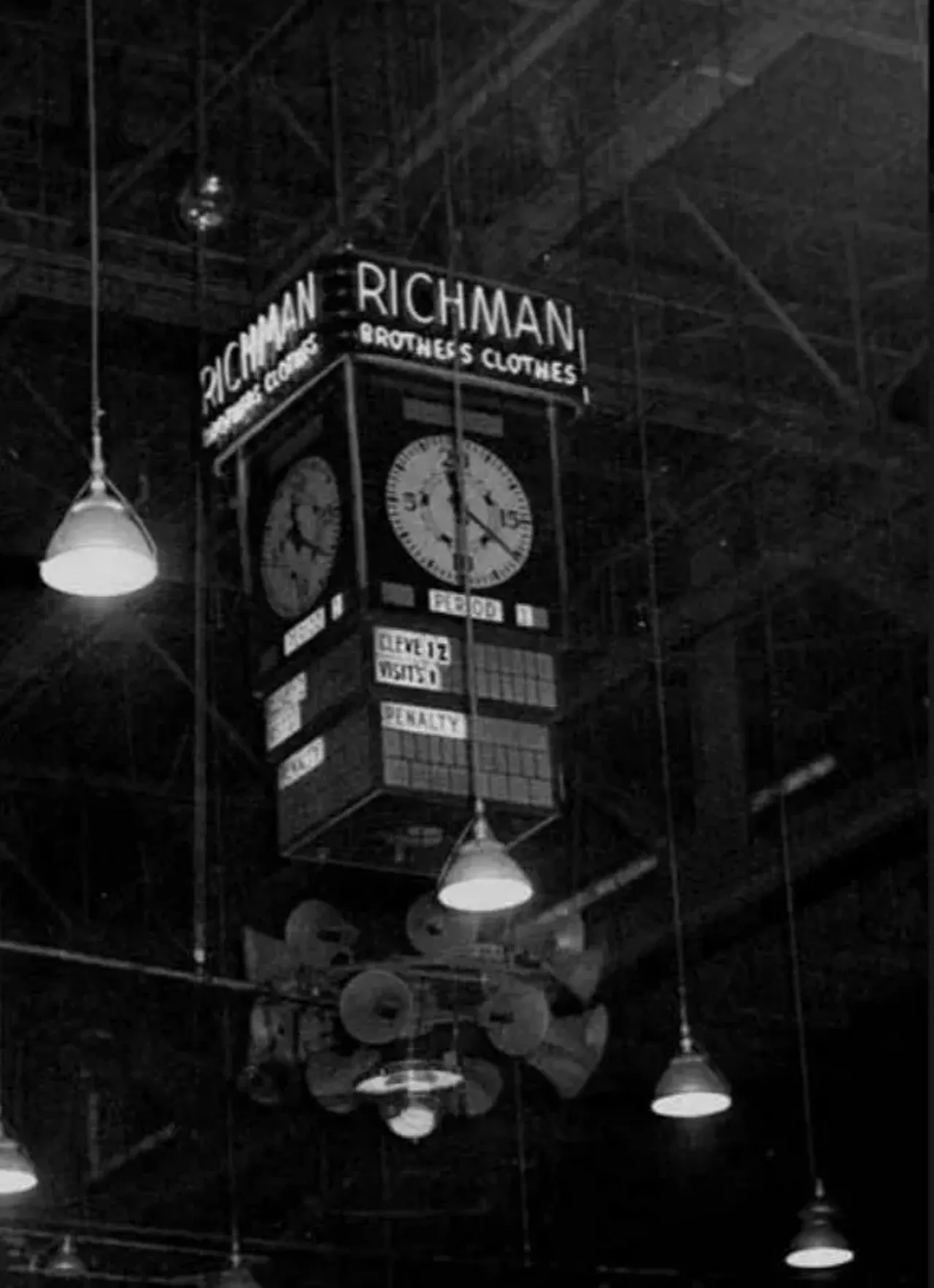 50 Vintage Photos of the Old Cleveland Arena, Home to Basketball ...