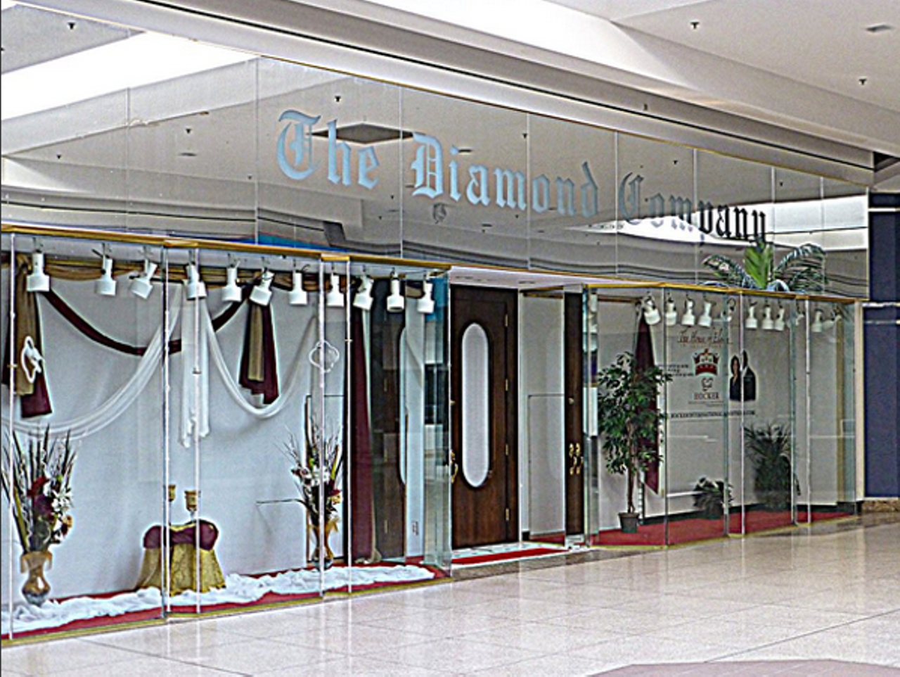 Eerie Photos of the Old and (Mostly) Abandoned Euclid Square Mall ...