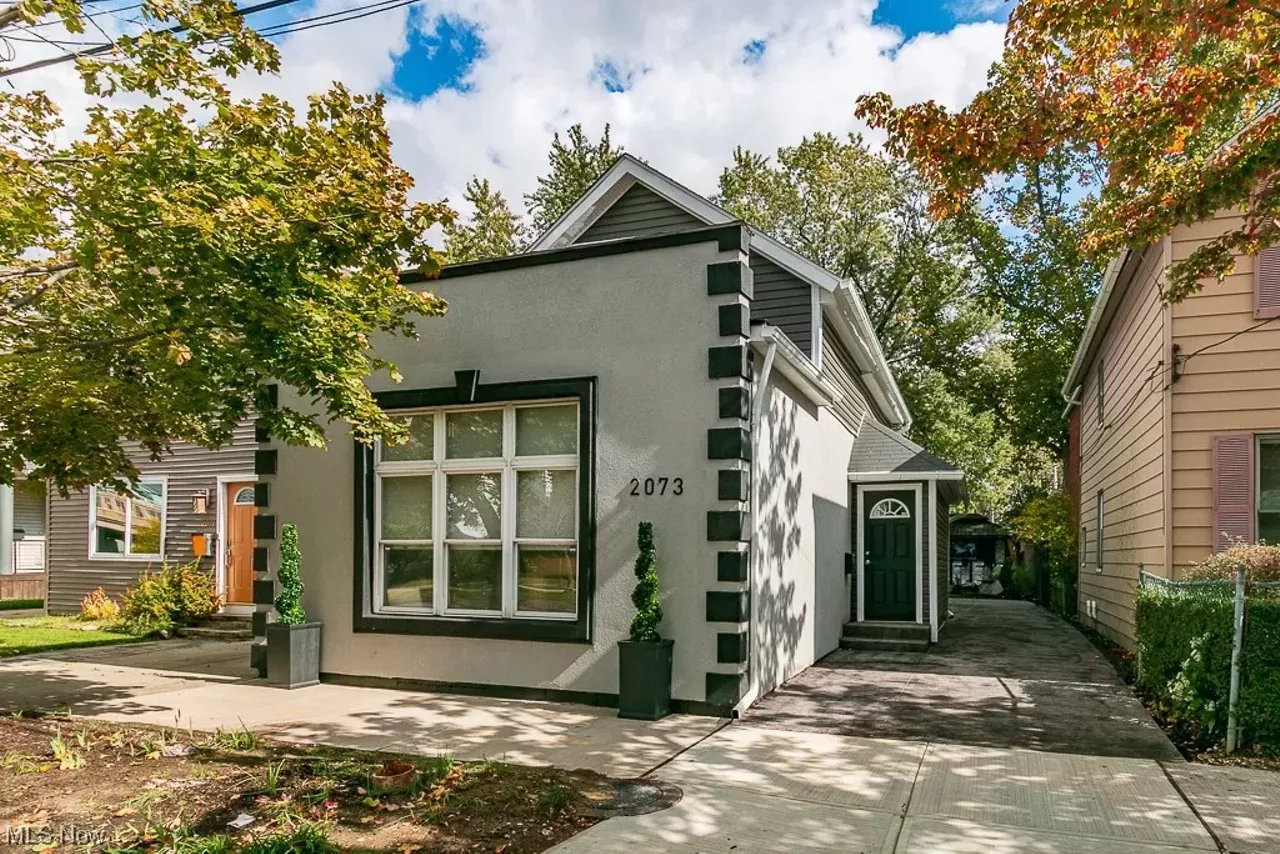 This Newly Listed $350,000 Duck Island Home Comes With A Backyard Bar ...