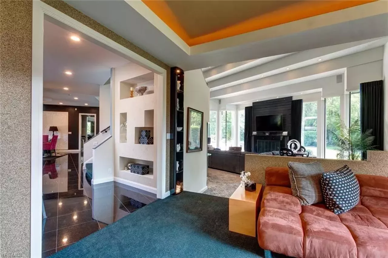 This Pepper Pike Home Is A Mashup Of 1980s Mall Vibes And Mid-Century ...